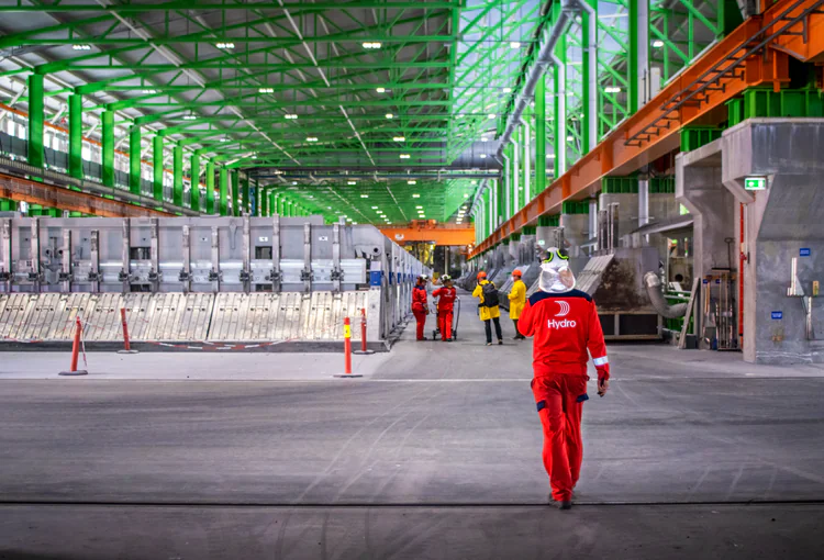 Hydro kutter i aluminiumsproduksjon ved to anlegg - TV 2