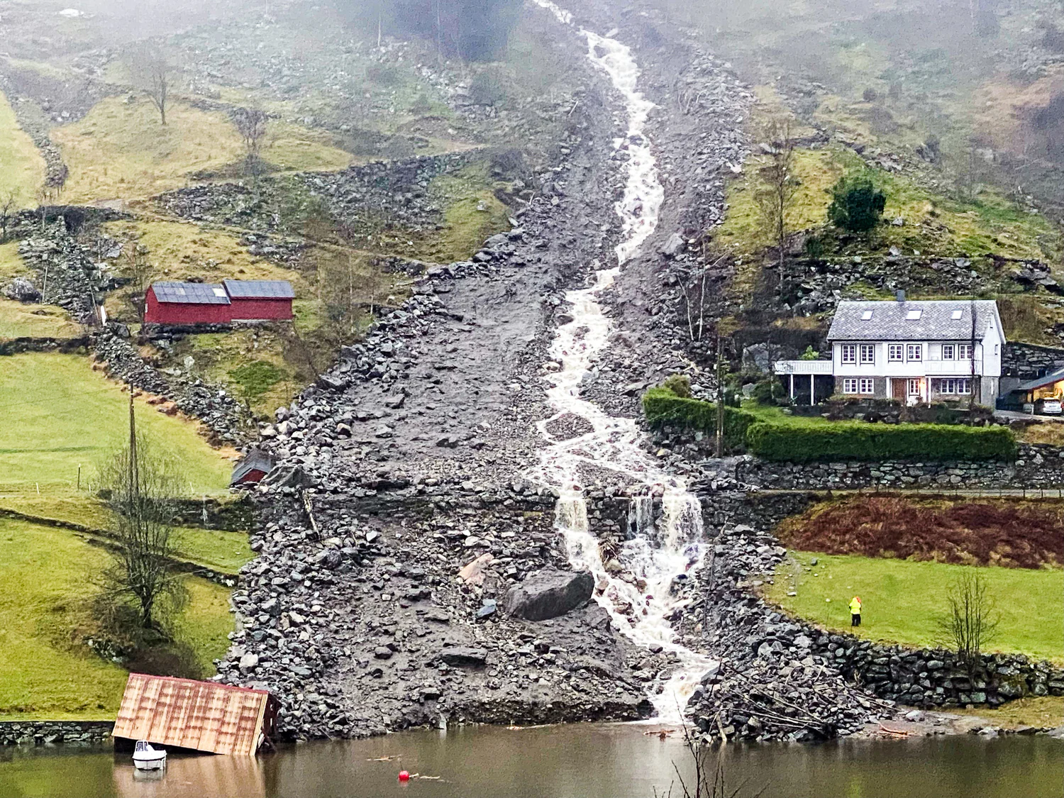 Rødt farevarsel for flom på Vestlandet - TV 2