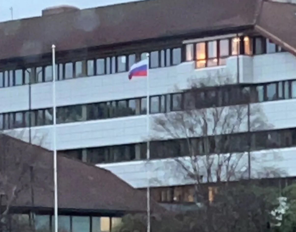 Heiste russisk flagg ved rådhuset i Øygarden - TV 2