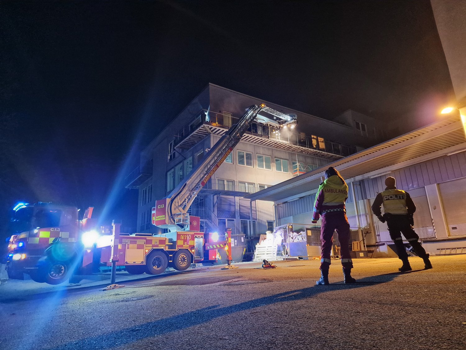 Fire til sykehus etter brann i boligblokk i Moss - TV 2