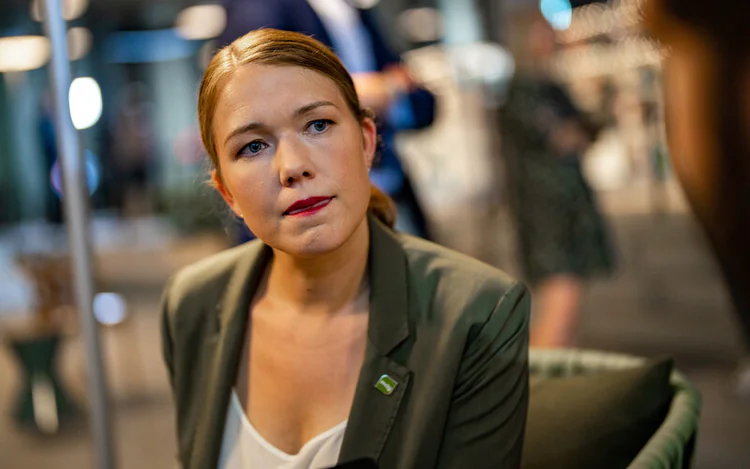 Une Bastholm sykemeldt fra Stortinget - TV 2