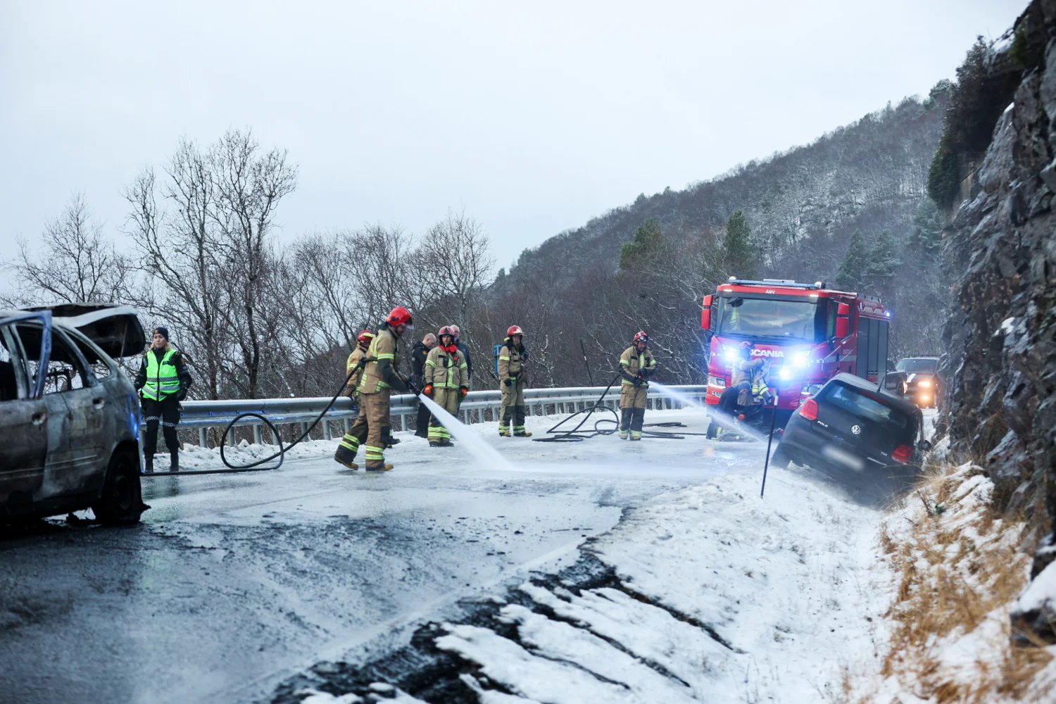 To kjørt til sykehus etter ulykke – bil har brent - TV 2