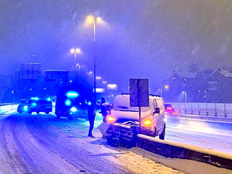 Trafikkaos i Sør-Norge: – Kjøretøy står på kryss og tvers - TV 2
