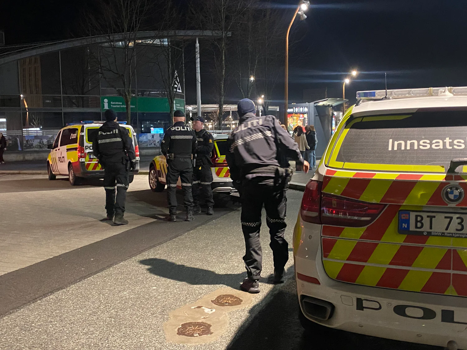 Væpnet politijakt etter to menn i Sandnes - TV 2