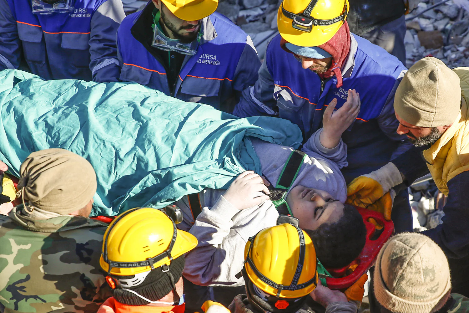 Barn reddet ut i live 82 timer etter skjelvet - TV 2