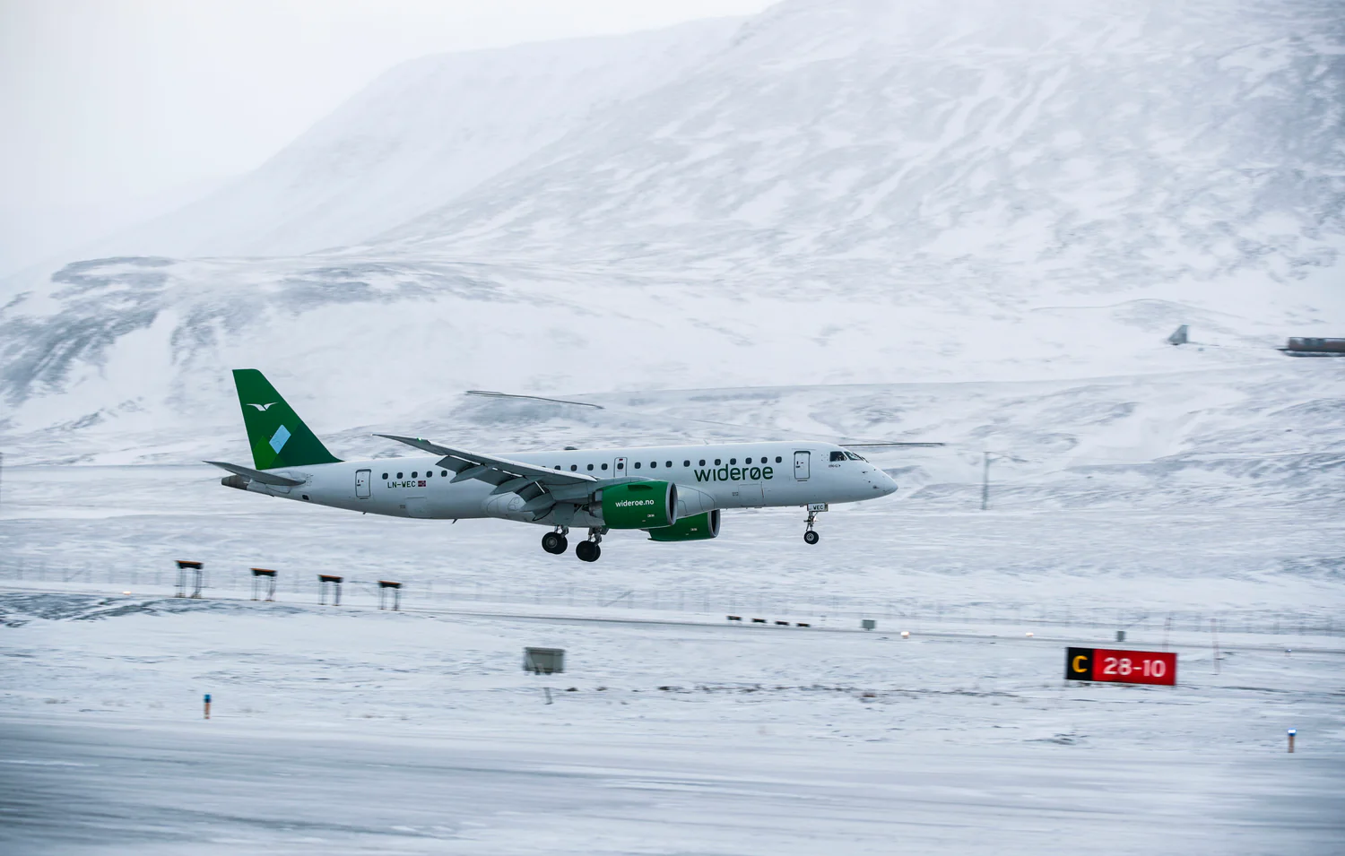 Flere fly sliter med landing i Nord-Norge - TV 2