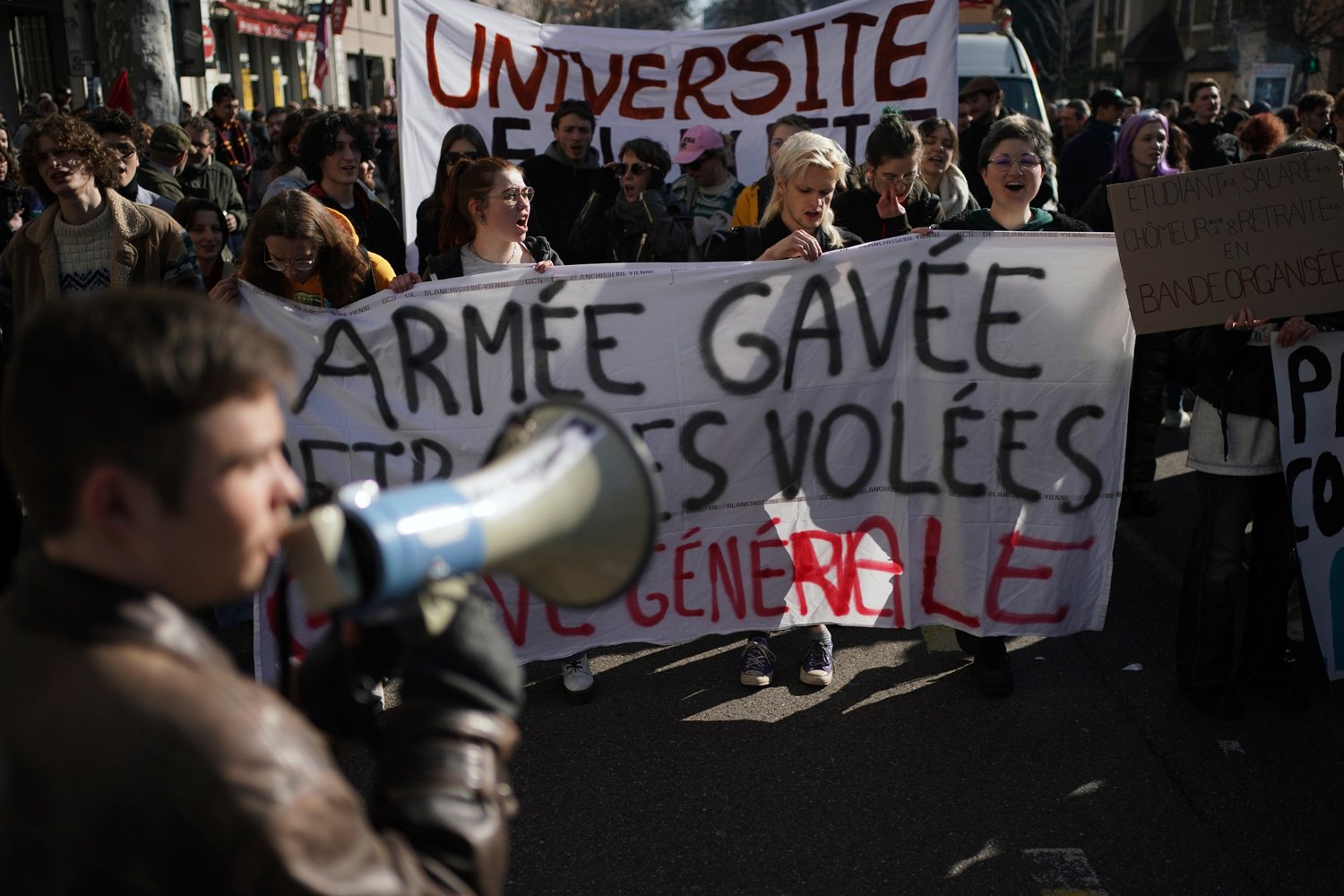 Drivstoffleveranser blokkeres av streikende arbeidere i Frankrike - TV 2