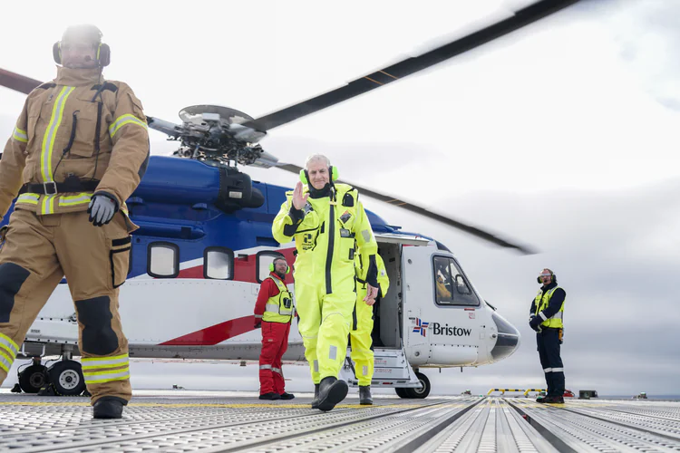 Stoltenberg, von der Leyen og Støre besøker Troll-plattformen i ...