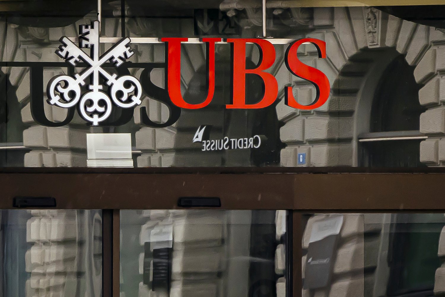 FT: UBS kjøper Credit Suisse for over 2 milliarder dollar - TV 2