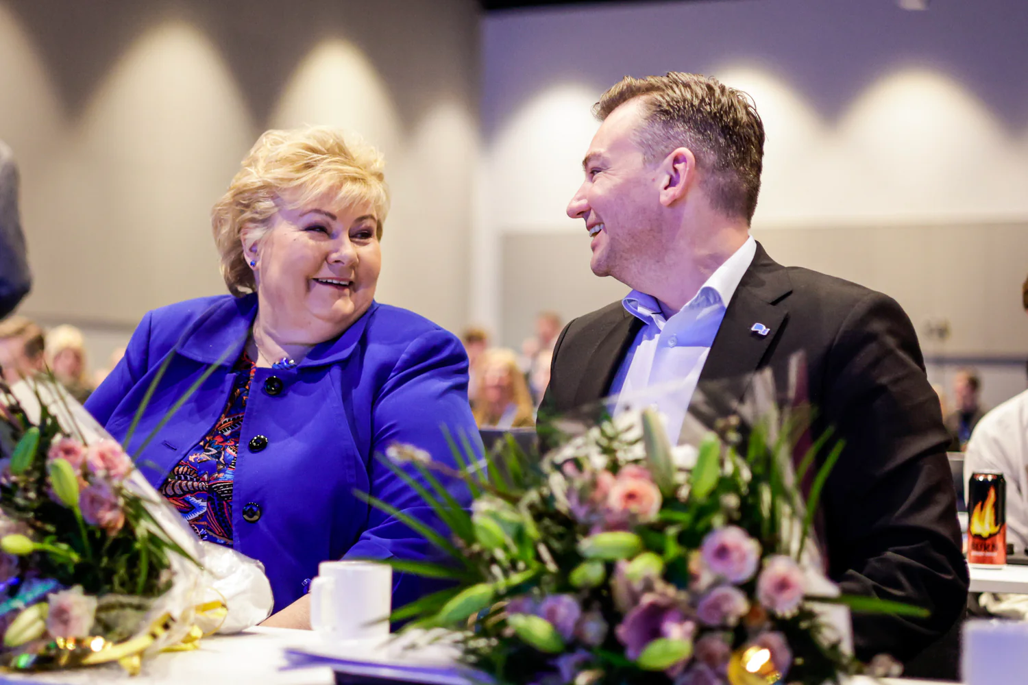 Erna Solberg gjenvalgt ved akklamasjon som Høyre-leder - TV 2