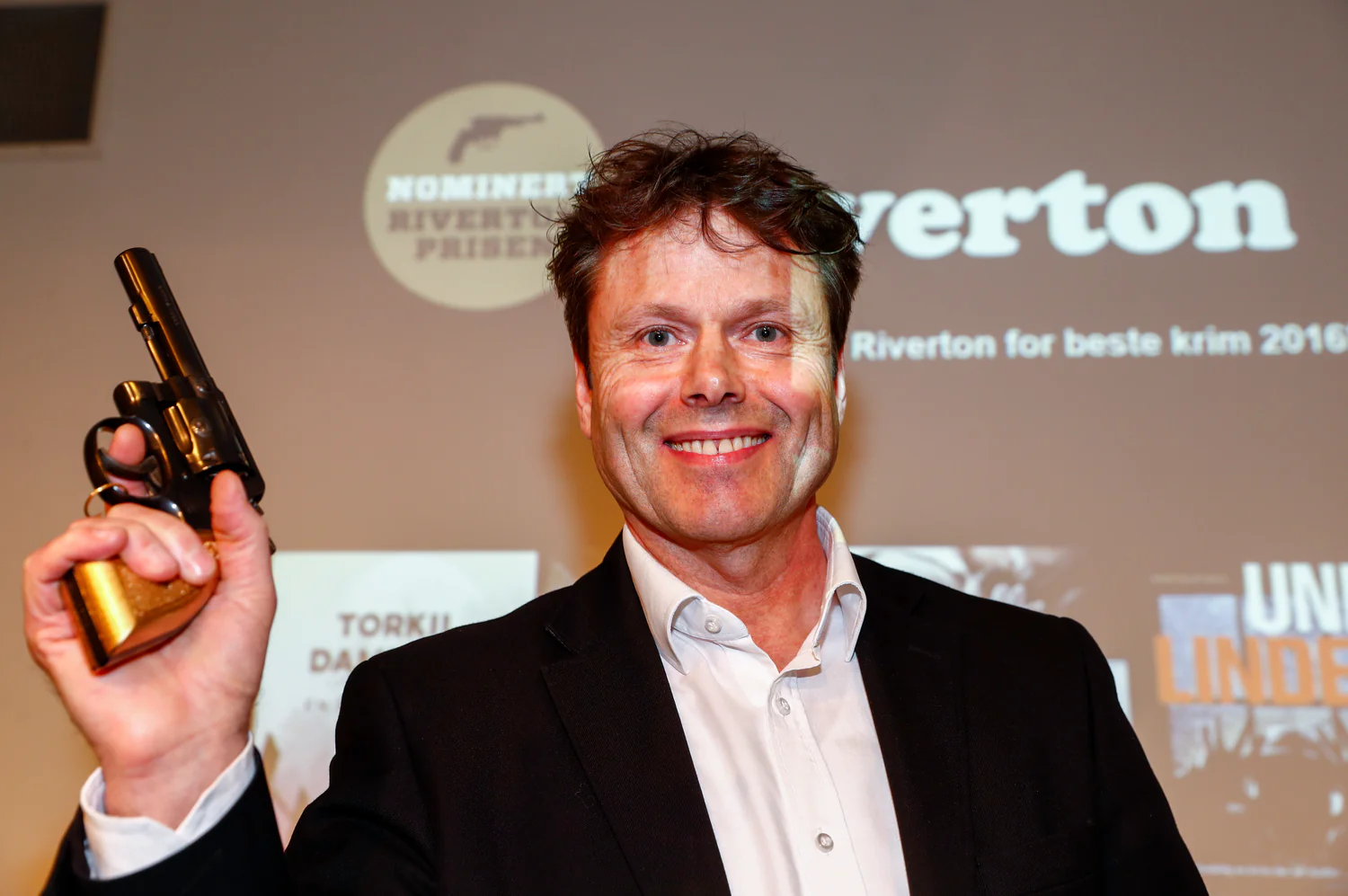 Torkil Damhaug får Rivertonprisen 2022 for krimromanen «Hund uten grav ...