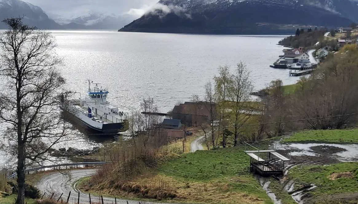 Ferge endte i fjæresteinene på Sunnmøre - TV 2