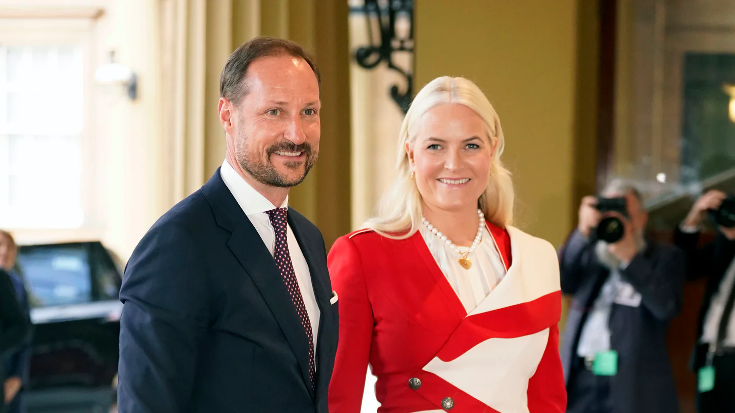 Kronprins Haakon og kronprinsesse Mette-Marit på plass - TV 2