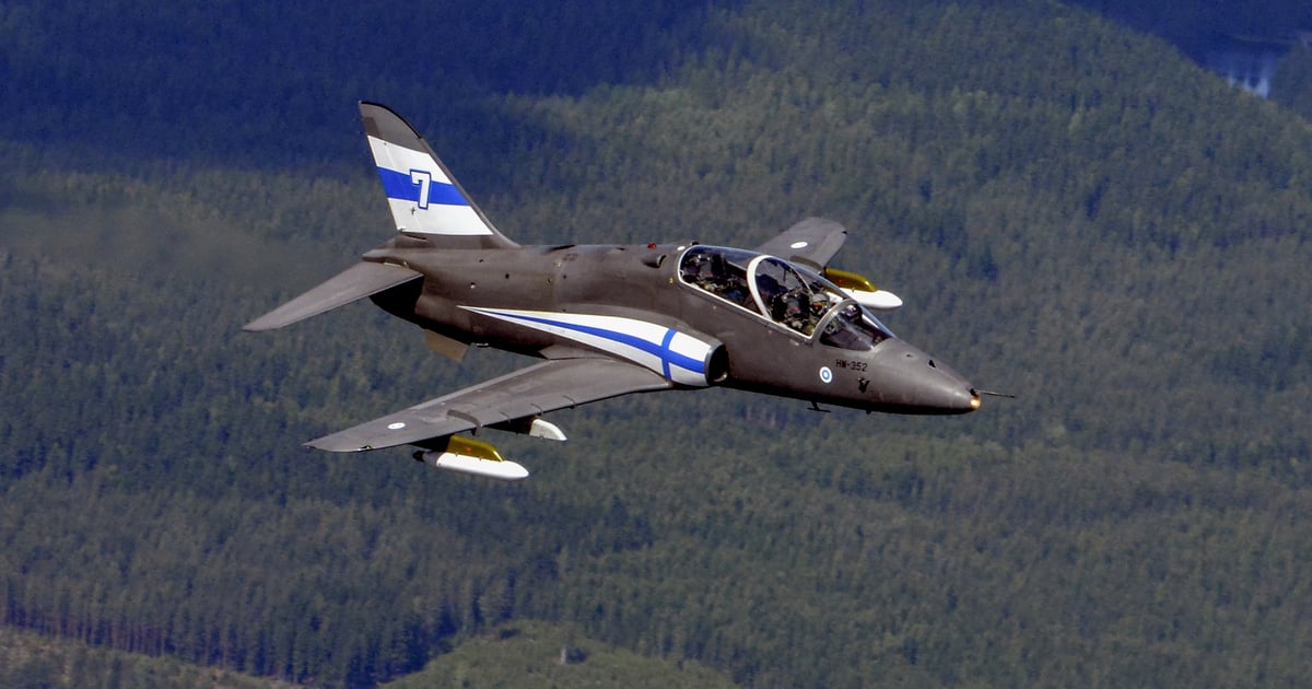 Fly fra det finske luftforsvaret styrtet – pilotene i sikkerhet - TV 2