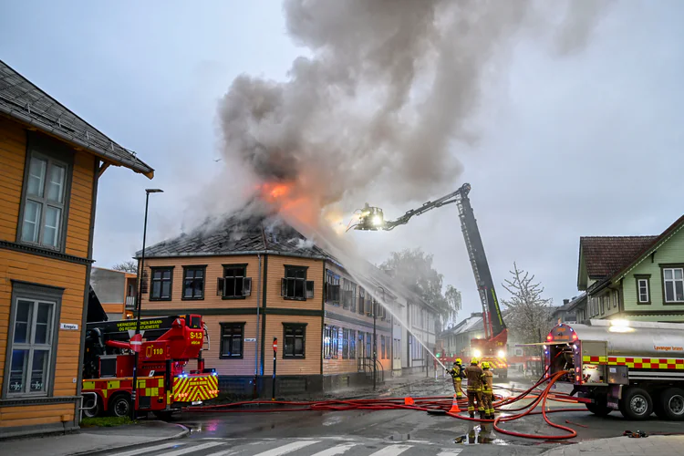 Ti personer husløse etter brannen i Levanger - TV 2