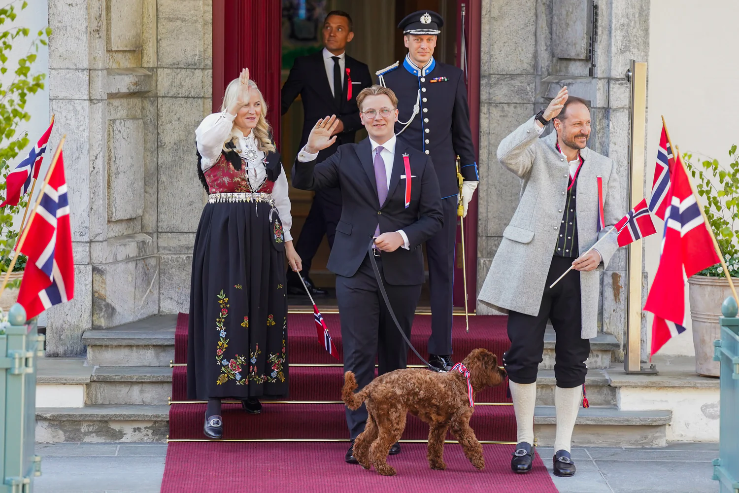 Kronprinsparet og Sverre Magnus hilste barnetoget ved Skaugum - TV 2