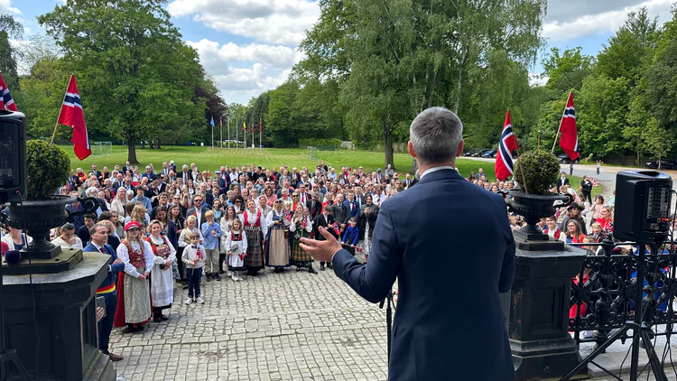 Stoltenberg holdt 17. mai-tale i Belgia: – Kan ikke tenke meg et bedre sted å feire - TV 2