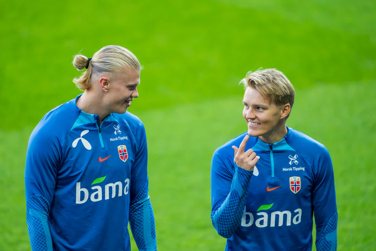 Haaland og Ødegaard nominert til årets unge spiller i Premier League - TV 2