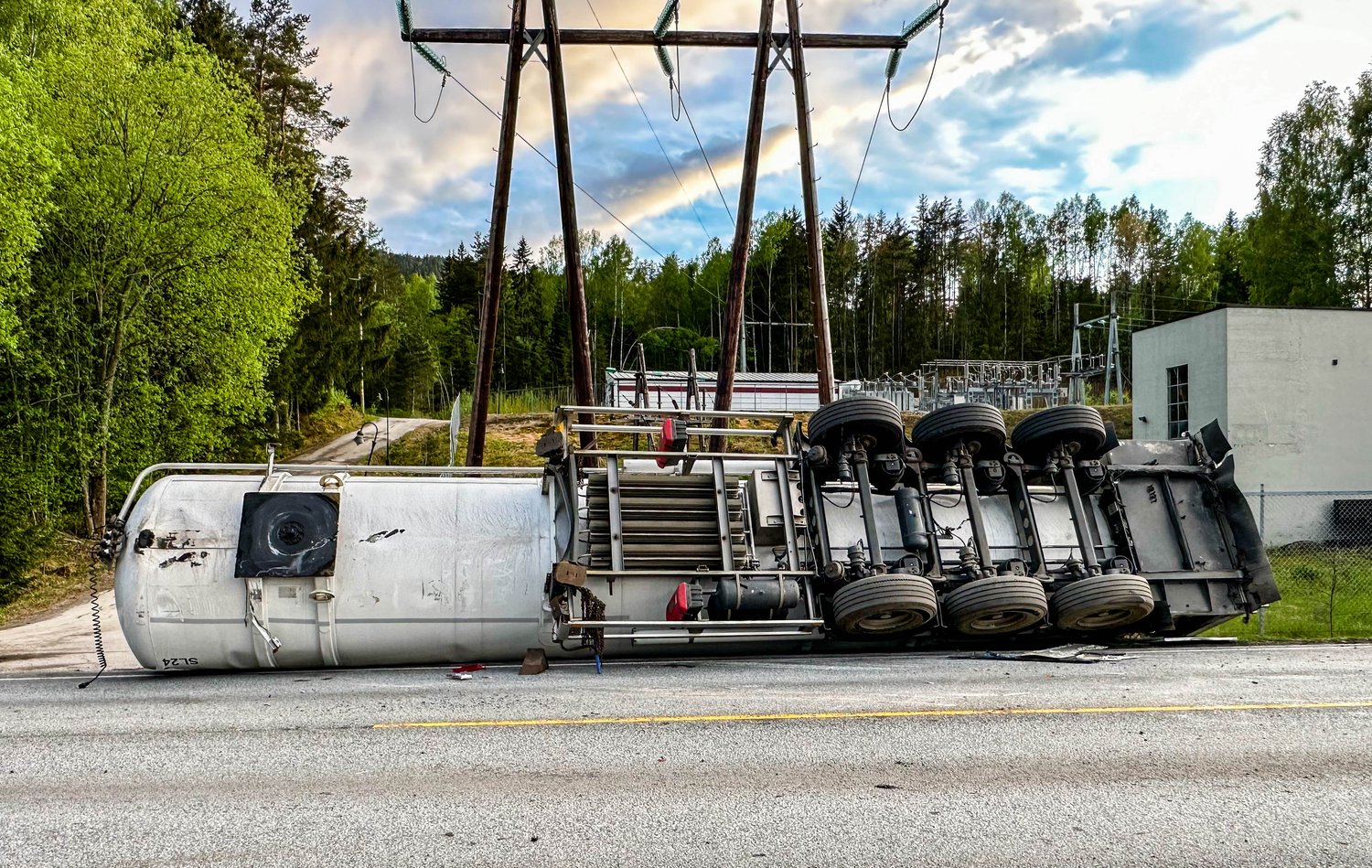 Tankbil med nedkjølt nitrogen i grøfta i Sauherad – har satt ...