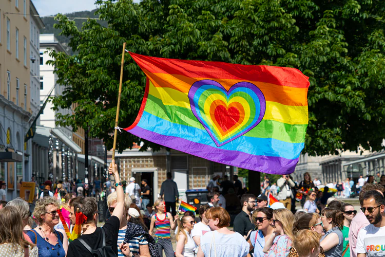 Bt Redd Barnas Pride Festival I Bergen Erstattes Med Innendørs