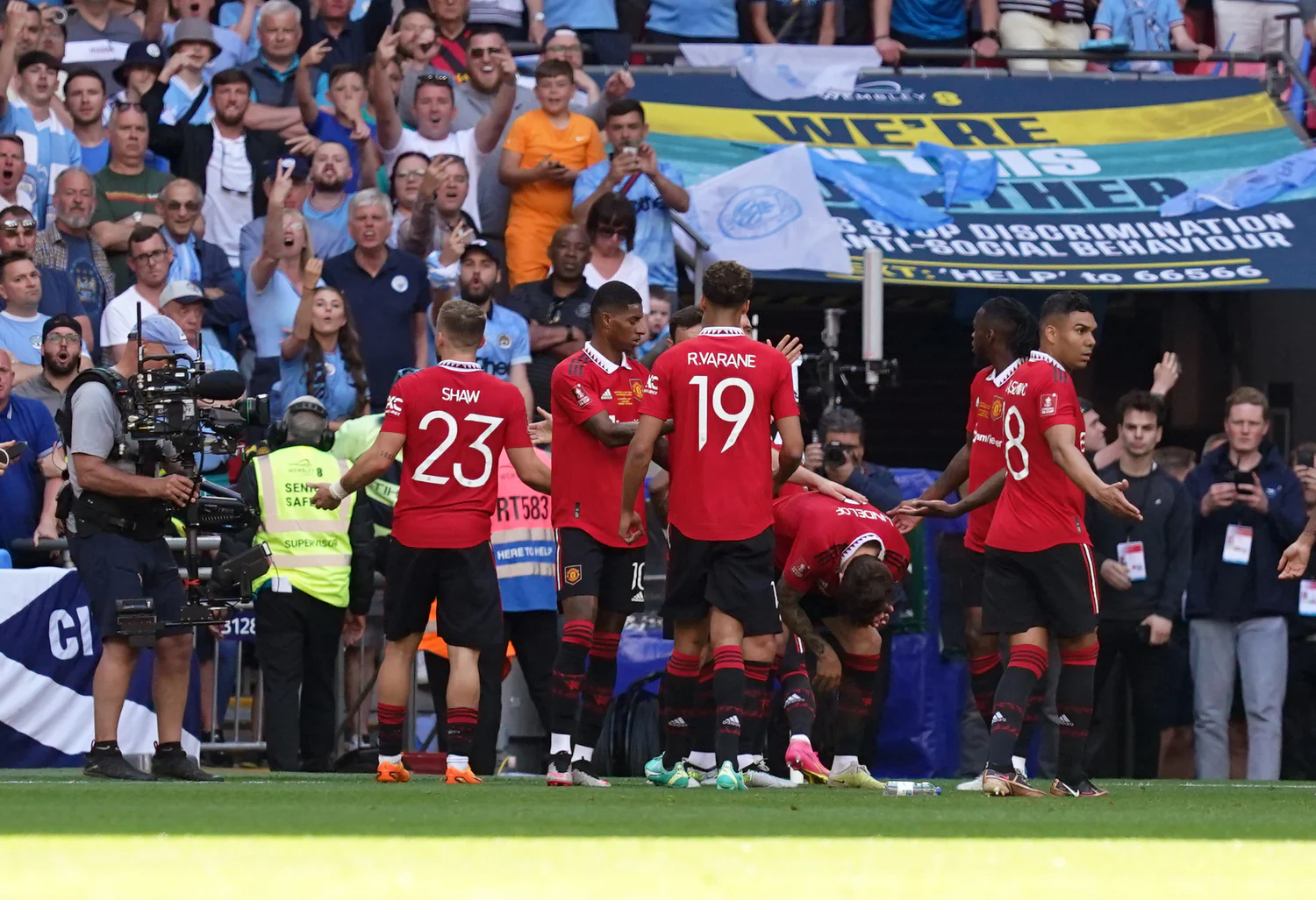 United-spiller truffet av gjenstand – spillerne reagerte - TV 2