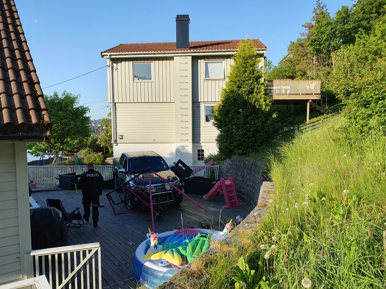 Bil kjørte inn i hage i Bergen - TV 2