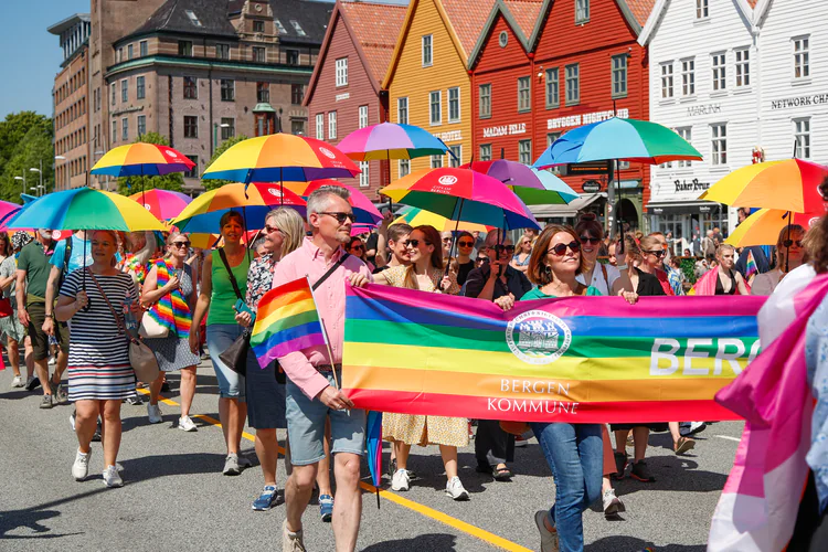 Rundt 30.000 feiret pride i Bergen - TV 2