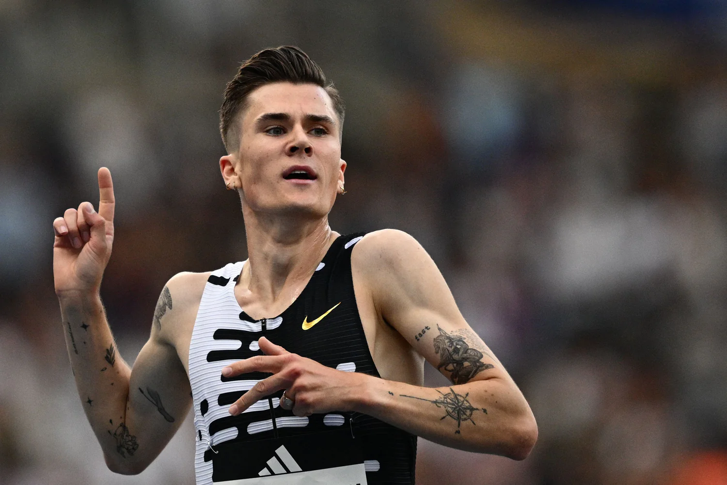 Jakob Ingebrigtsen ber om 3.29-fart på Bislett - TV 2