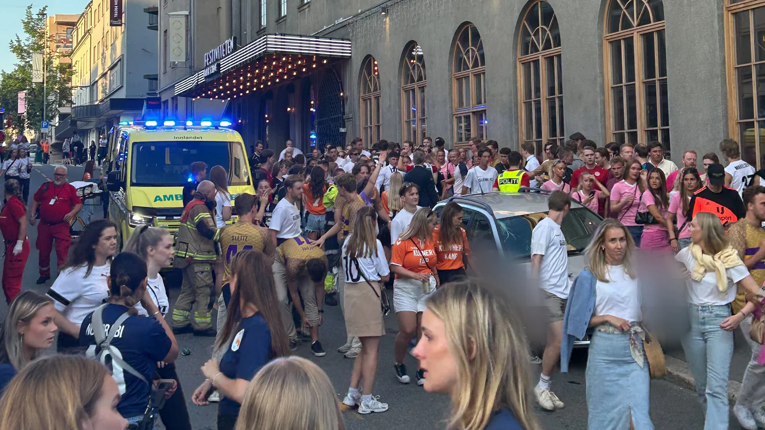 Flere skadd etter at bil trillet inn i folkemengde i Hamar sentrum - TV 2