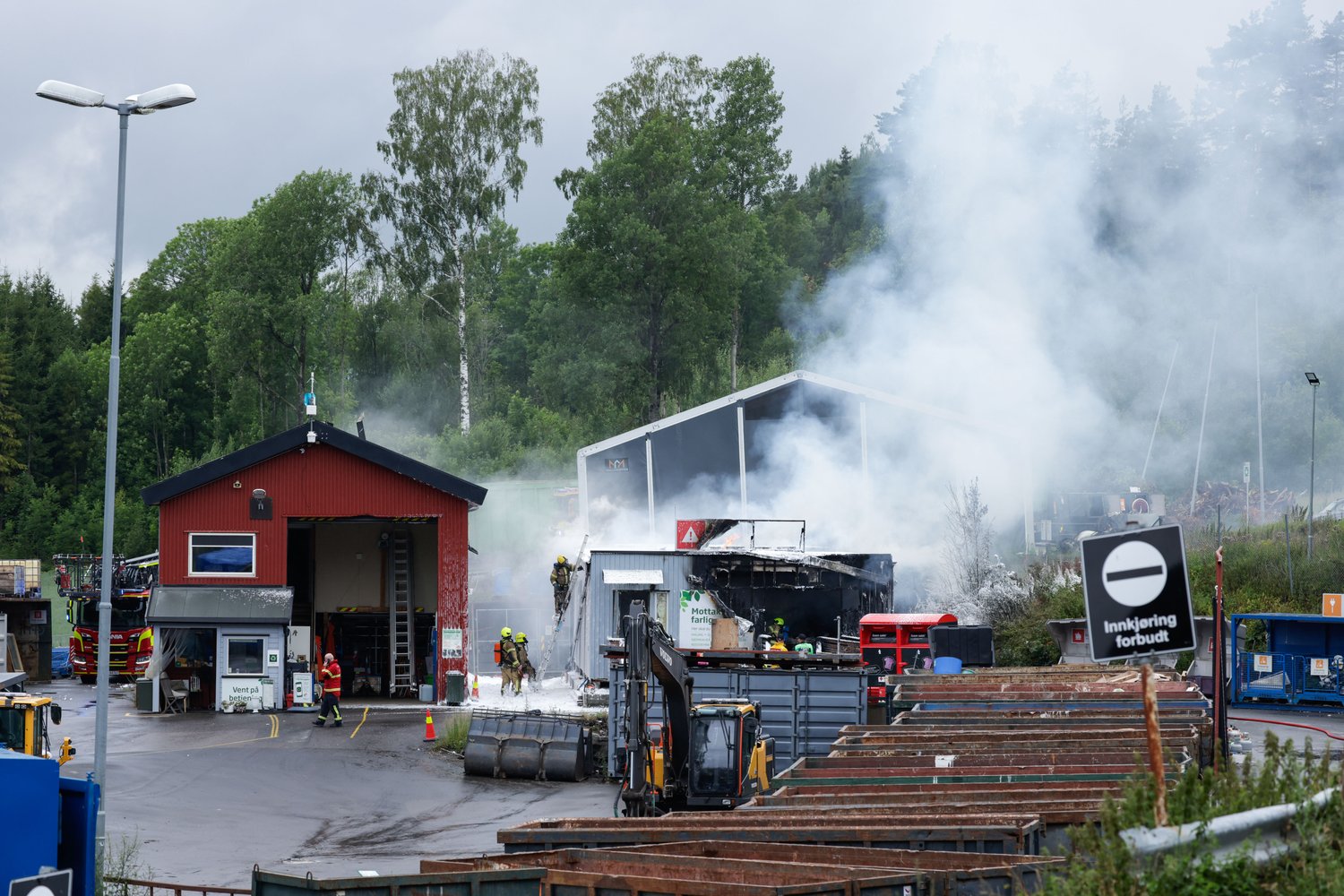 Brann i gjenvinningsanlegg på Vinterbro: Kraftig, farlig røyk – folk ...