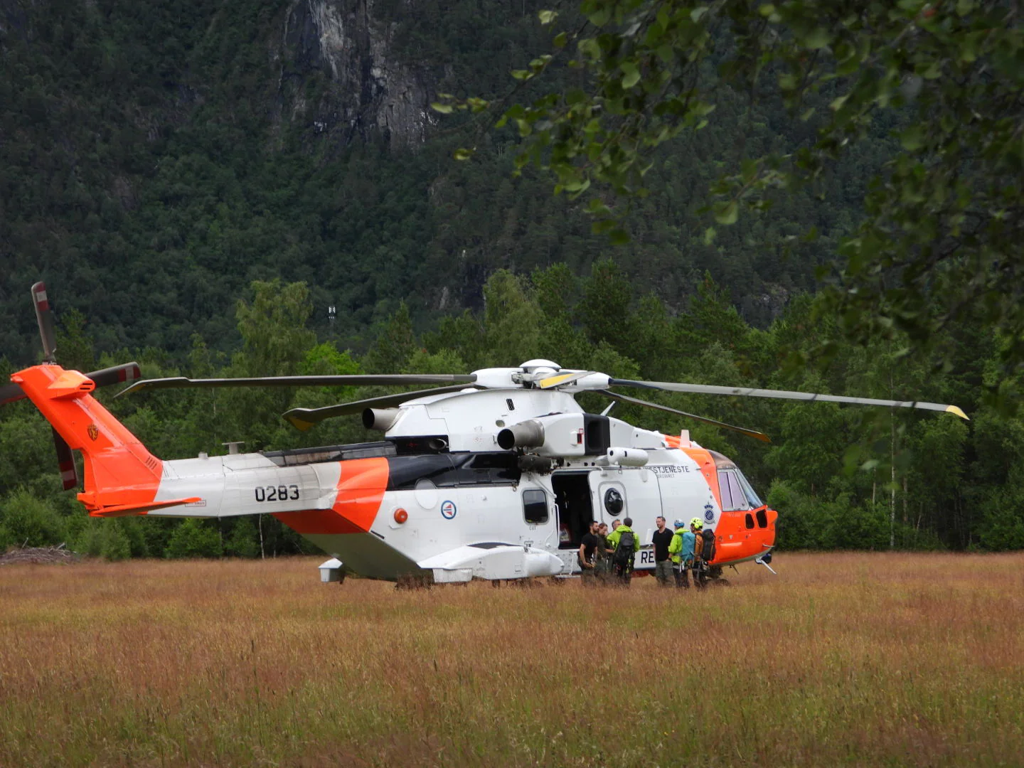 Klatrere sitter fast i Rauma: – Bratt og i terreng - TV 2