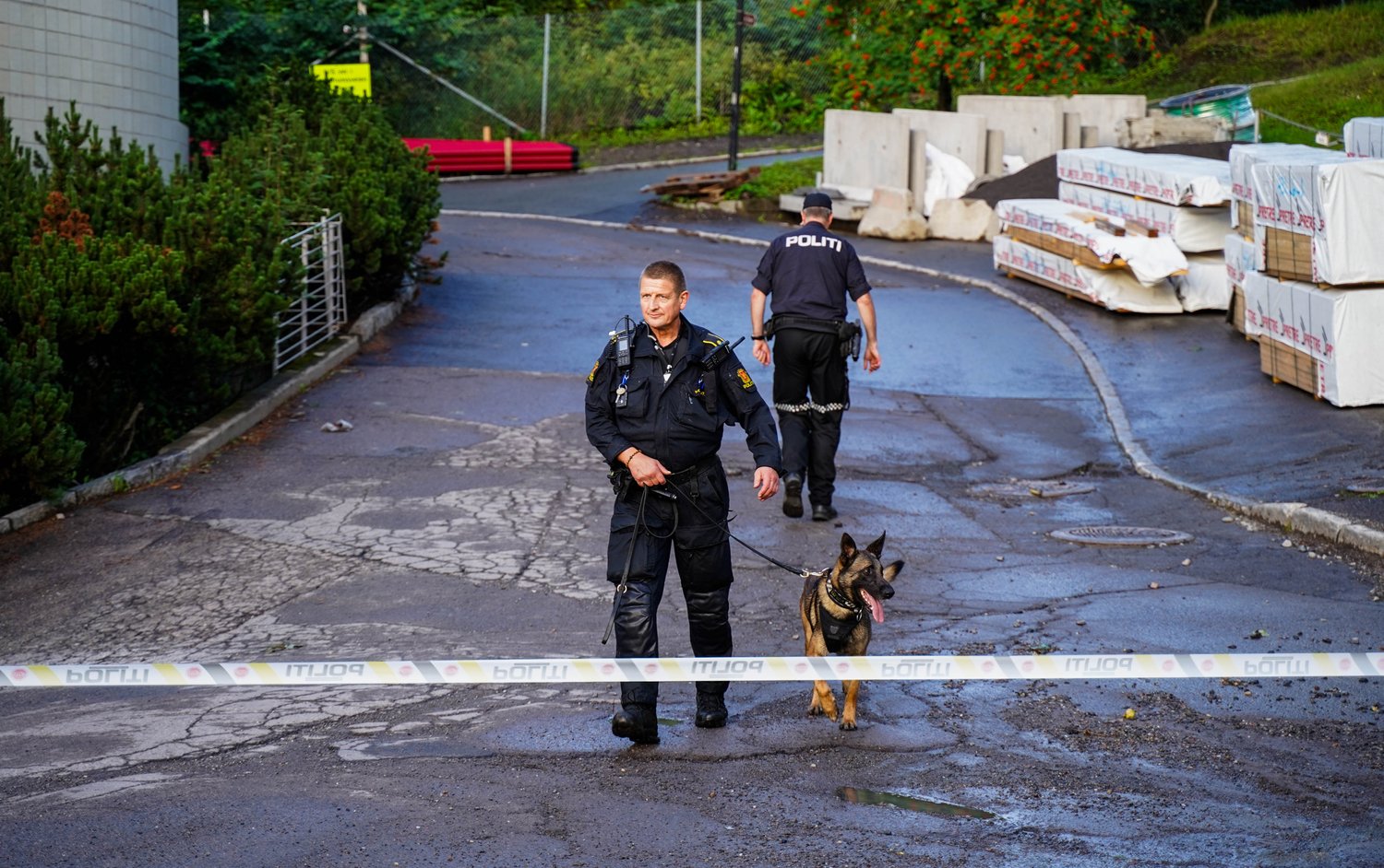 Alvorlig skadet etter knivstikking – jakter tre maskerte gjerningsmenn - TV 2