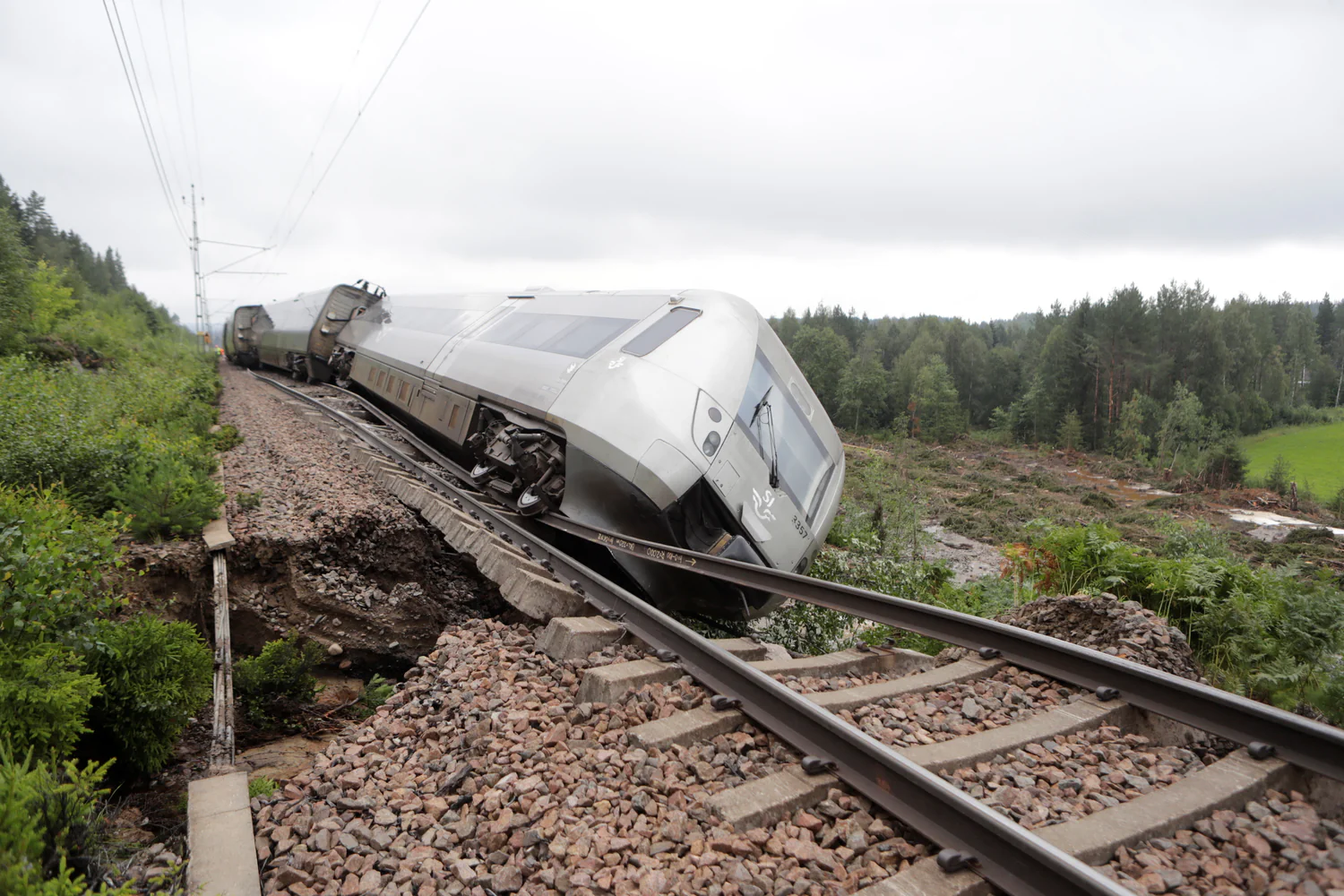 Tre til sykehus og 120 evakuert etter at tog sporet av i Sverige - TV 2