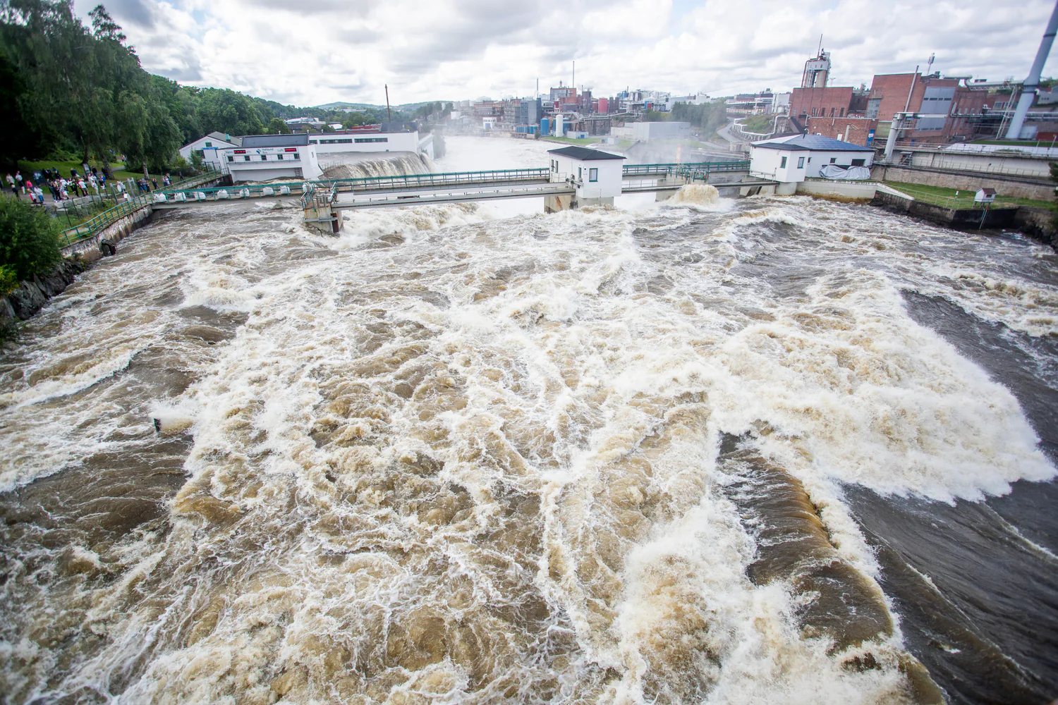 Regnværet i gang på Østlandet – flom- og skredfare flere steder - TV 2