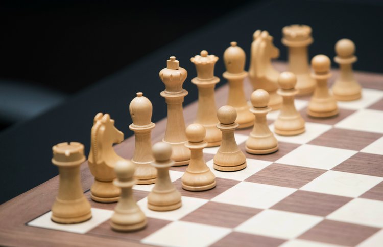 Transkvinner blir nektet å delta i sjakkturneringer for kvinner - TV 2