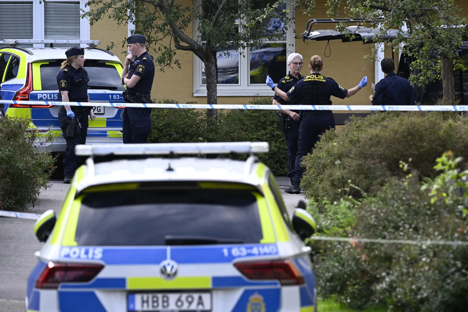 Tenåring pågrepet etter at mann ble skutt og drept i bil i Sverige - TV 2