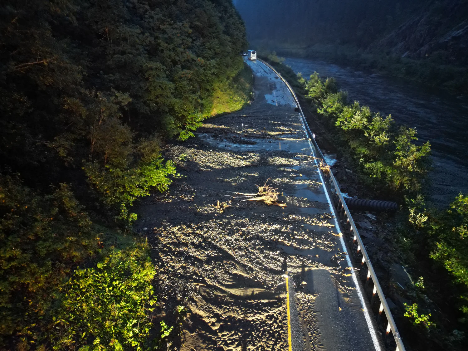Trøndelag: E6 og E14 stengt på grunn av flom og ras - TV 2