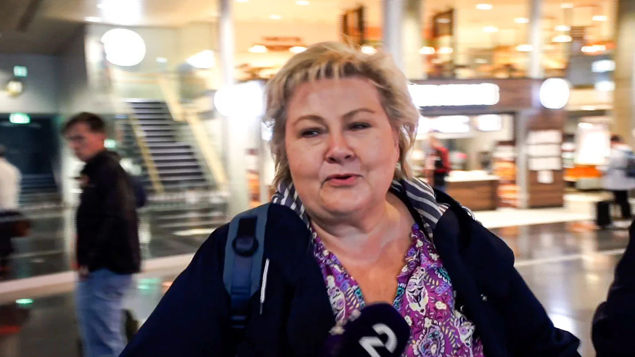 Erna Solberg til TV 2 på Oslo lufthavn: – Det er en alvorlig og vanskelig sak - TV 2