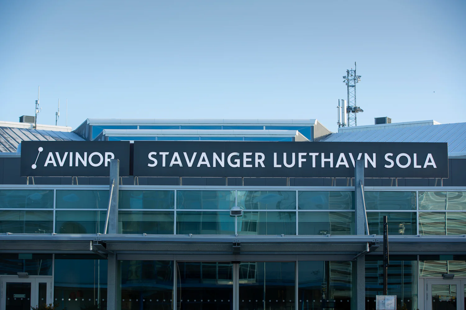 Stavanger lufthavn er åpnet igjen etter at person kom seg forbi ...