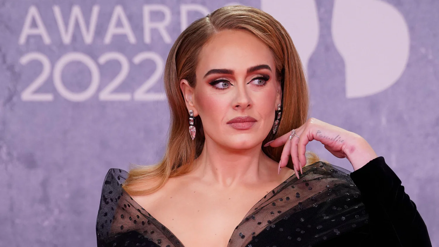 Adele med hyllest til Matthew Perry - TV 2