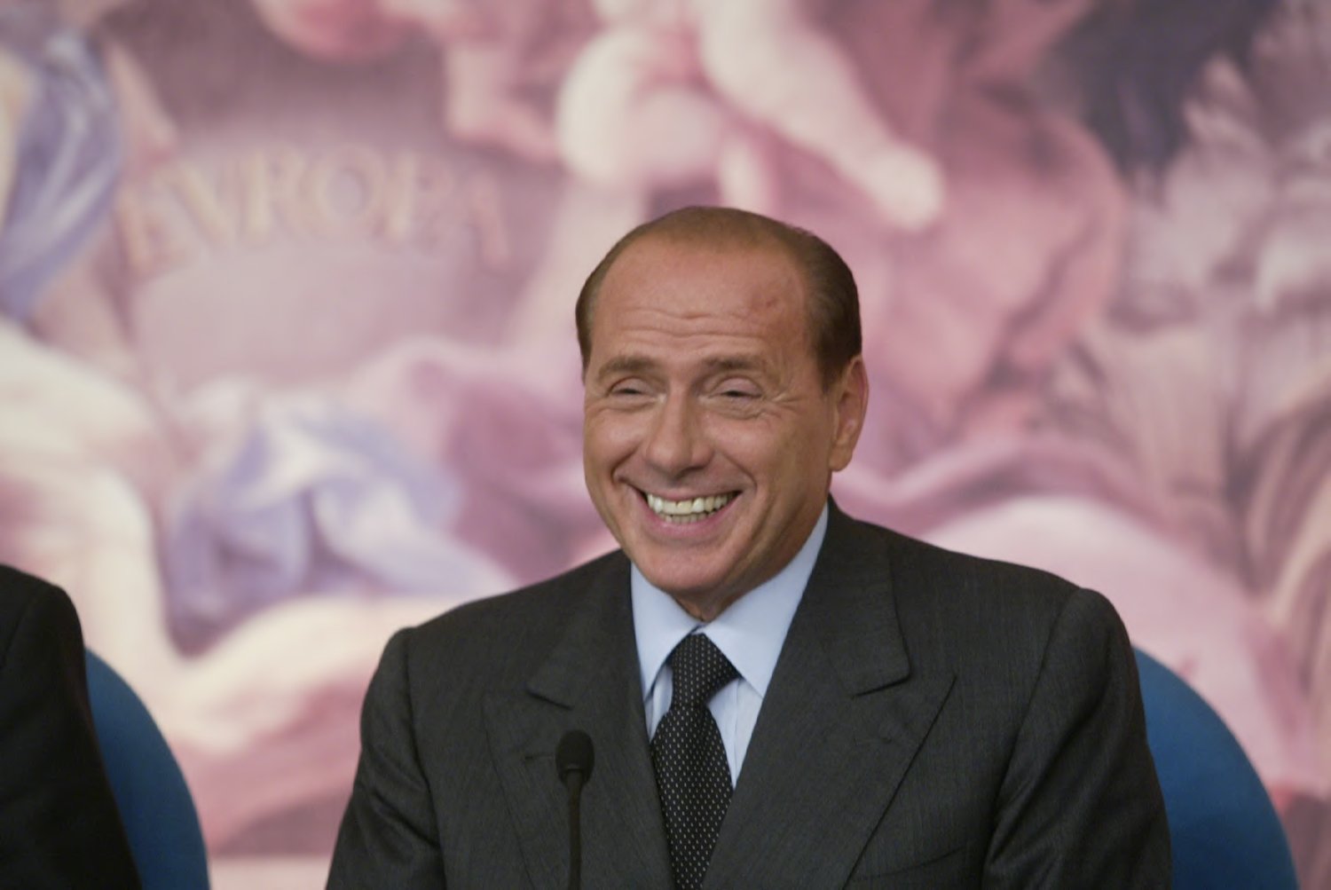 Berlusconis arvinger stanser utbetalinger til bunga-bunga-deltakere - TV 2