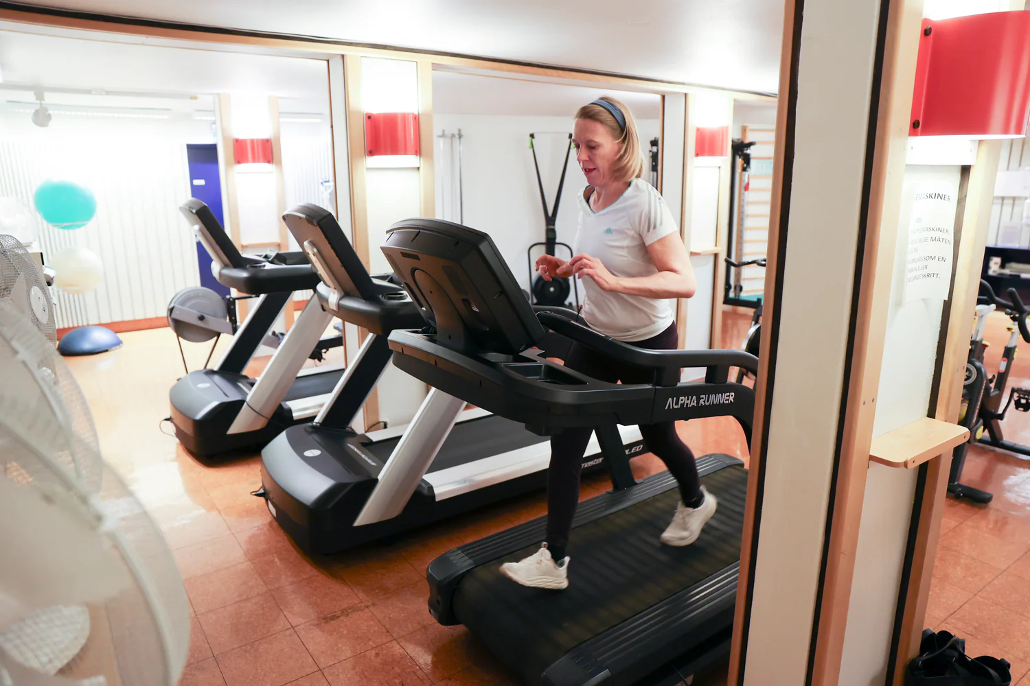 Varmer opp: Huitfeldt følger høringen fra tredemølla - TV 2