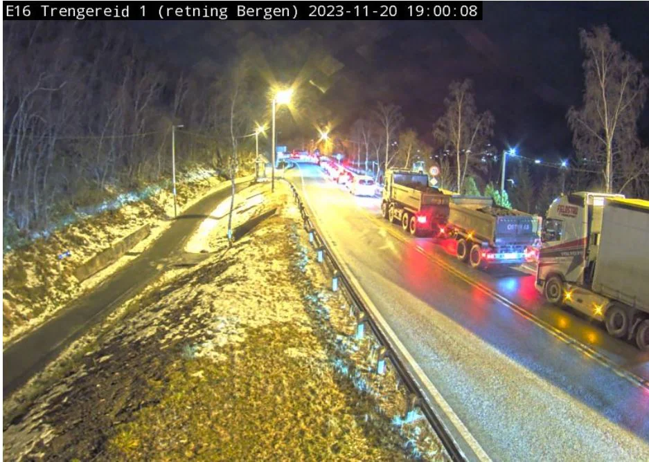 Alvorlig ulykke mellom personbil og tankbil med etsende væske - TV 2