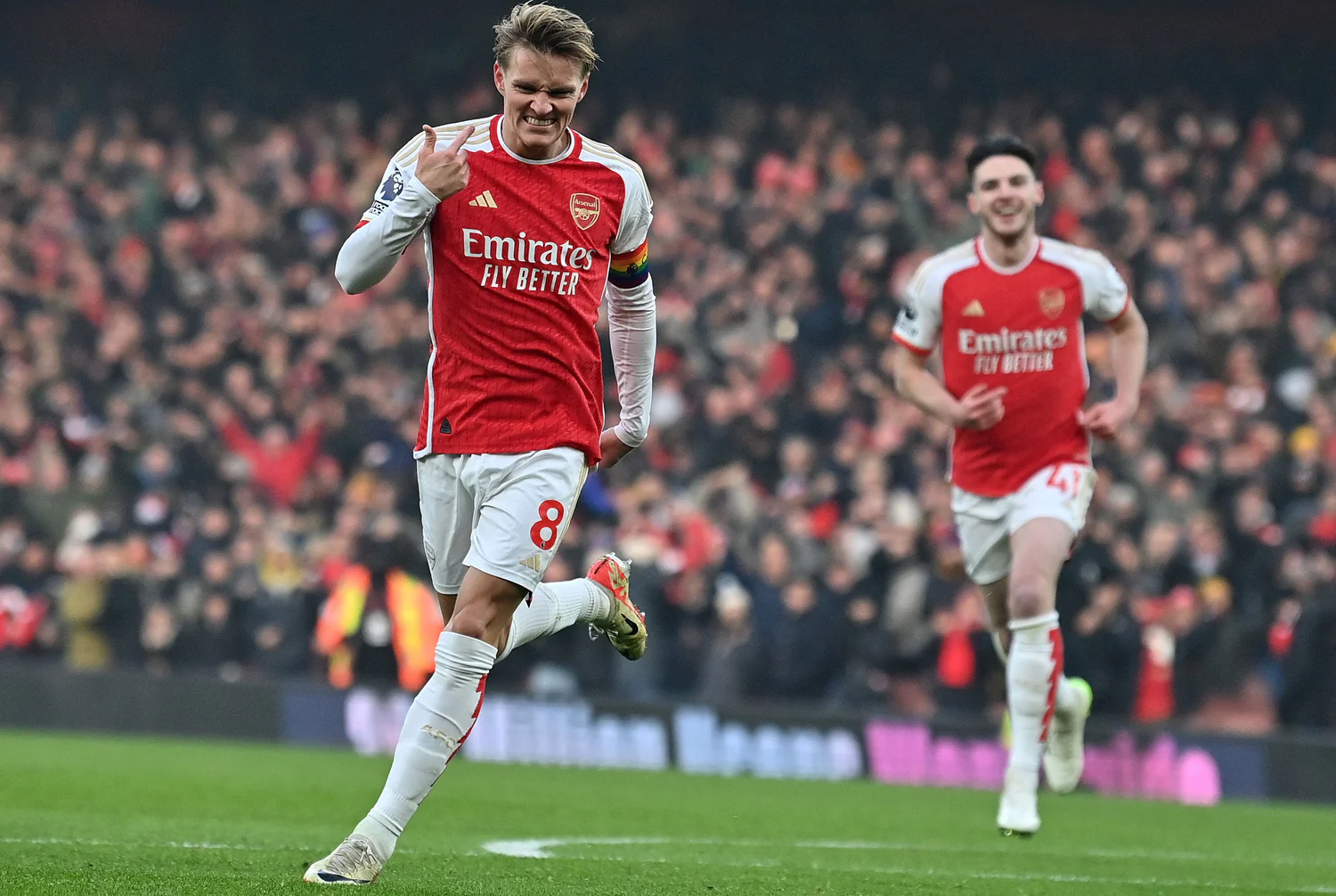 Lekkert Ødegaard-mål – Arsenal legger press på rivalene - TV 2