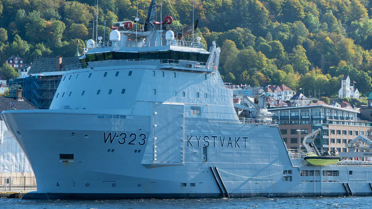 Kystvakten hjalp hval i nød - TV 2