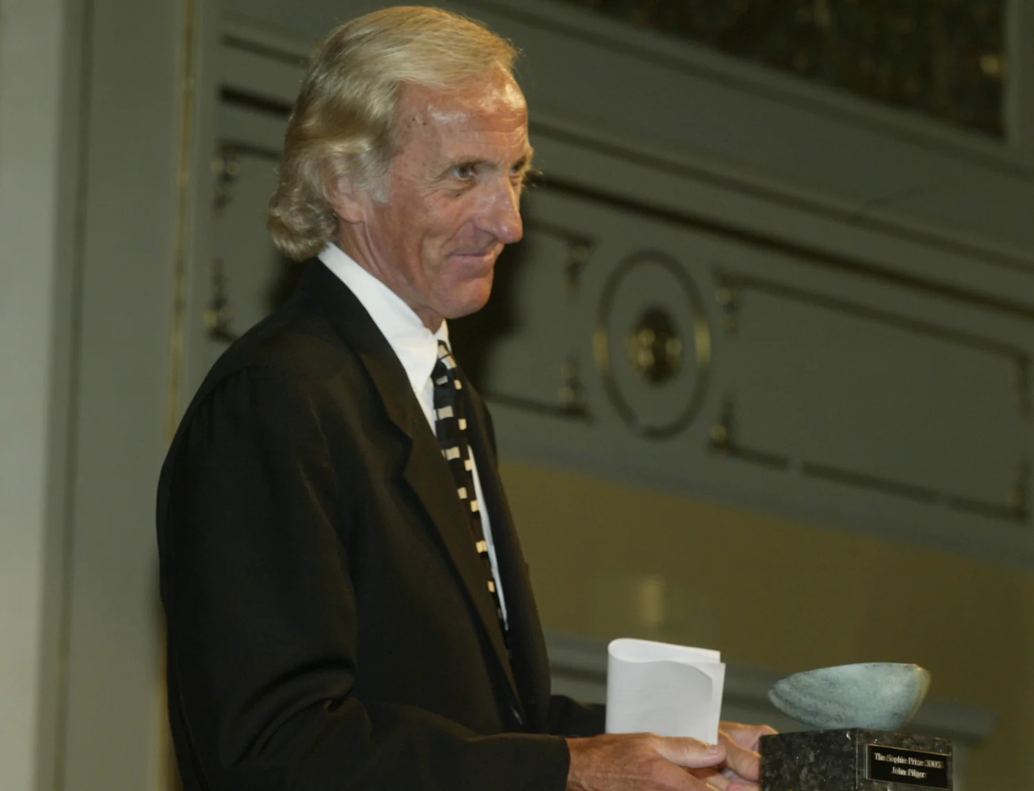 Den kjente australske journalisten John Pilger er død - TV 2