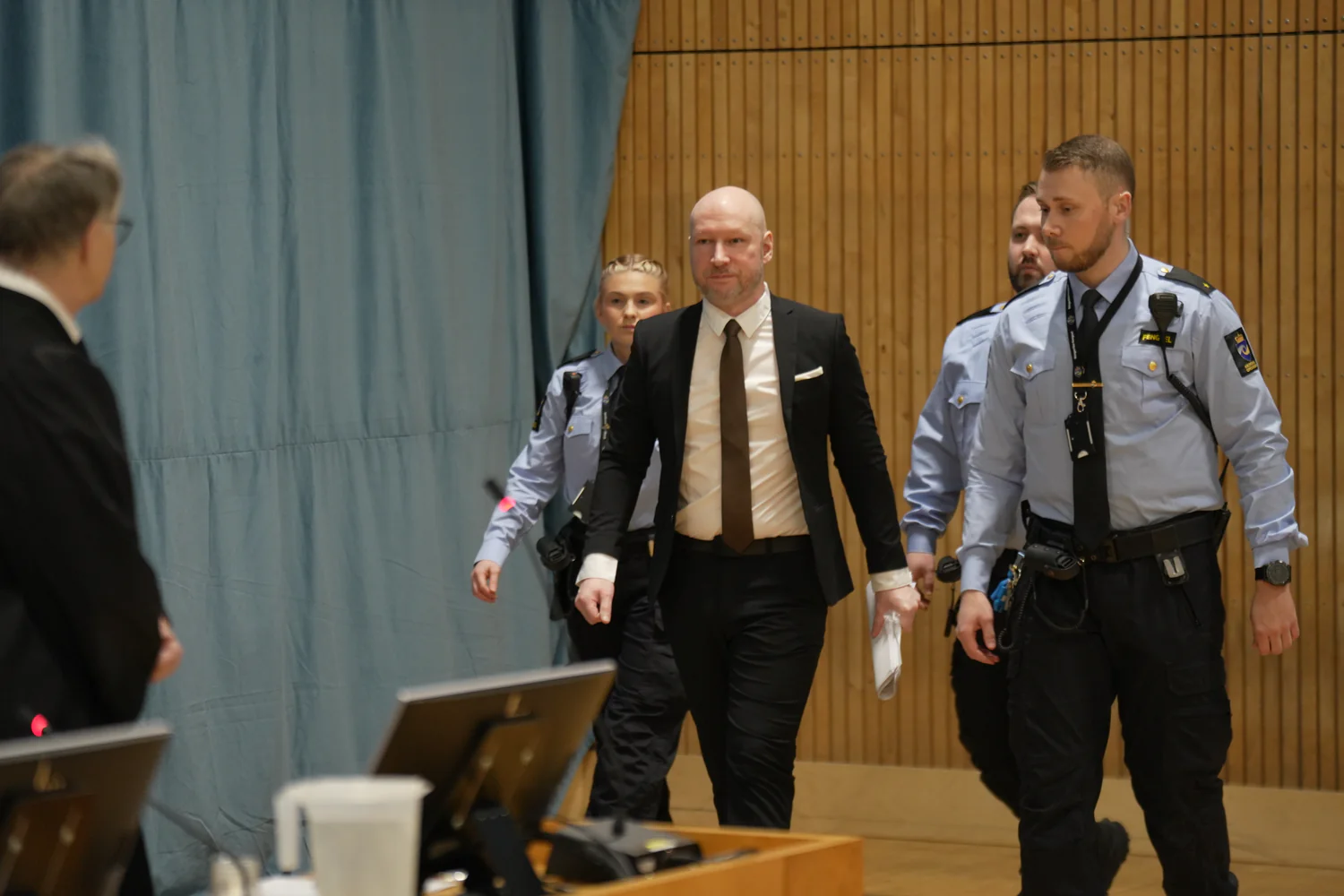 Anders Behring Breivik på plass i retten: – Han er like farlig i dag - TV 2