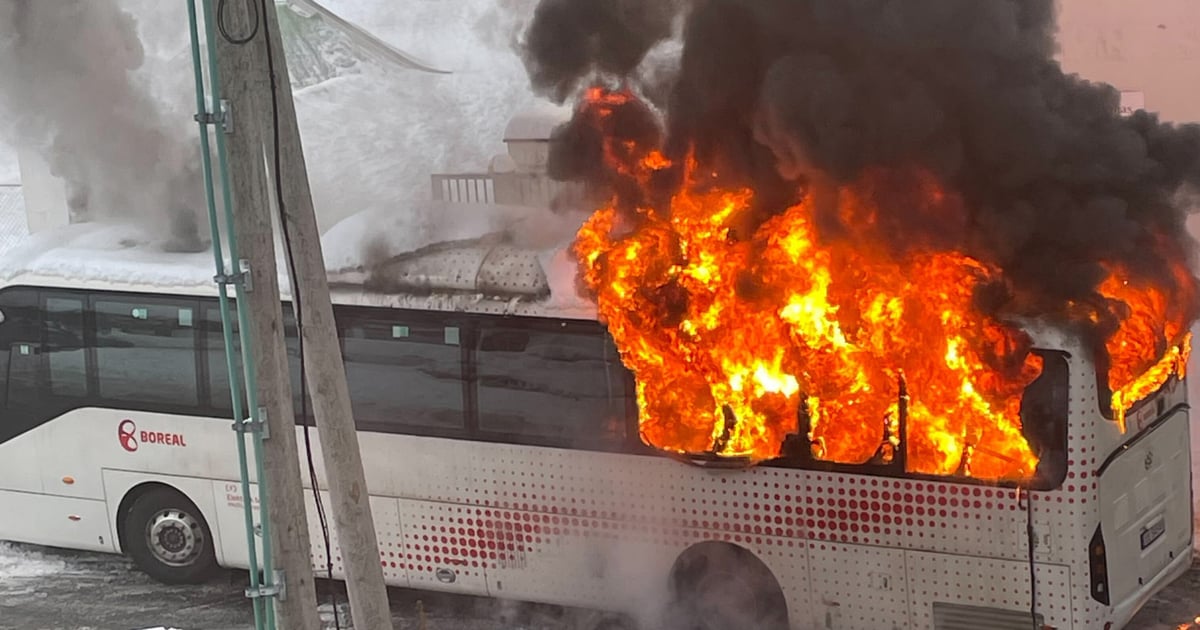 Buss i Bergen tok fyr etter smell – skulle frakte skoleklasse - TV 2
