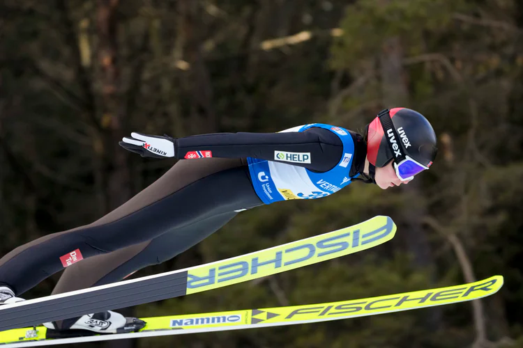 Opseth falt etter nedslag – ødela Norges pallsjanser i laghopp - TV 2