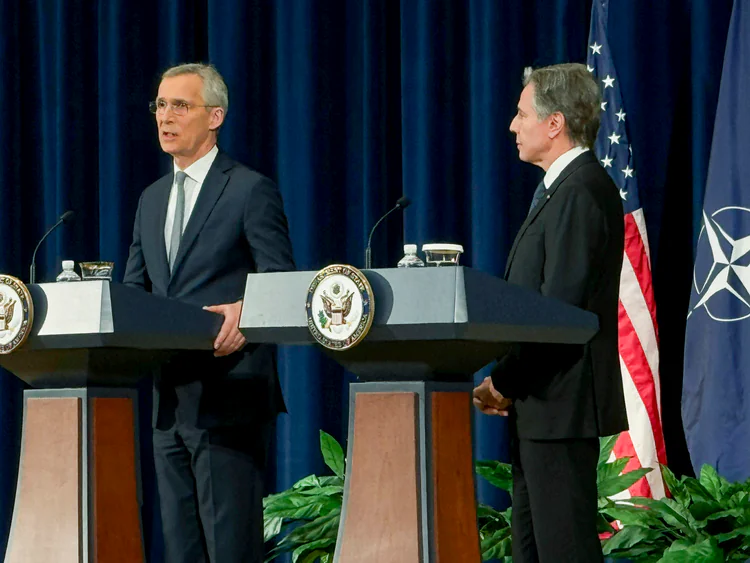 Stoltenberg i USA for å be om hjelp til Ukraina - TV 2